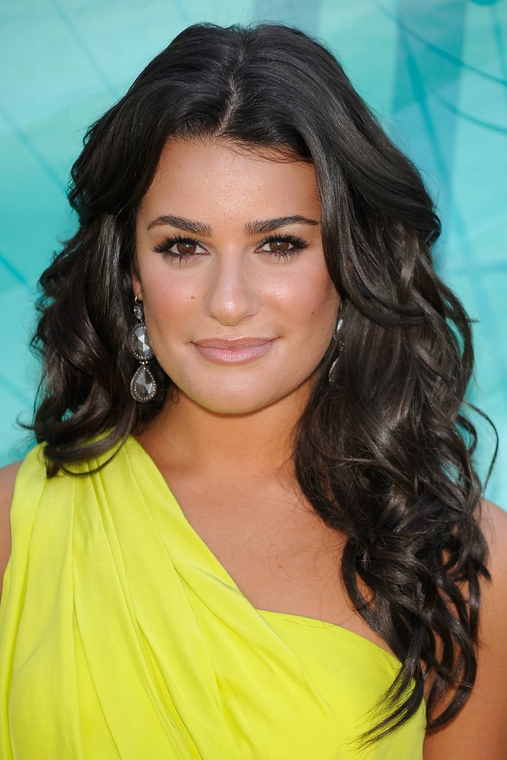 15 Amazing Hairstyles for Round Face Shape - Pretty Designs