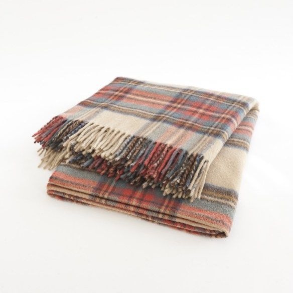 Classic and Lovely Plaid Home Decorating Trend for 2024 - Pretty Designs