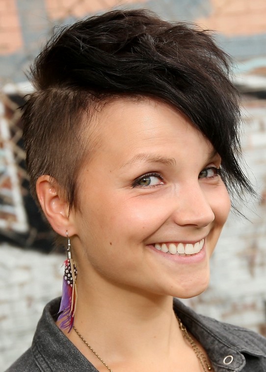16 Pompadour & Quiff Hairstyles for Women - Pretty Designs