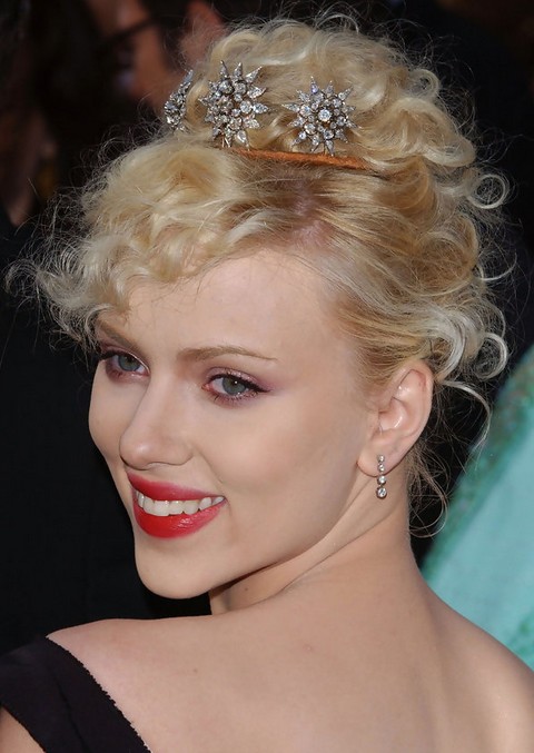 36 Scarlett Johansson Hairstyles: Various Updos and Curly Hairstyles ...