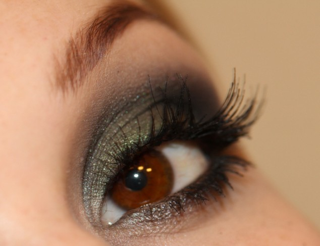 25 Eye-Catching Sparkly Makeup Ideas - Pretty Designs