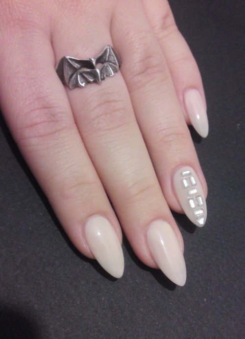 15 Pointy Nail Designs for You to Rock the Holidays - Pretty Designs