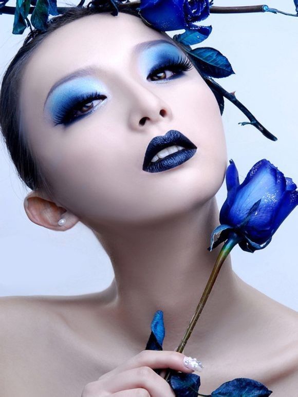 Try Glowing Eye Makeup Ideas with Blue Shadows - Pretty Designs