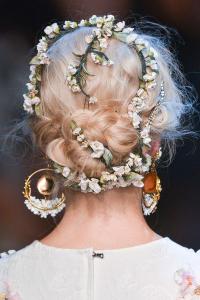How to Use Flowers to Spice up Your Hairstyles - Pretty Designs