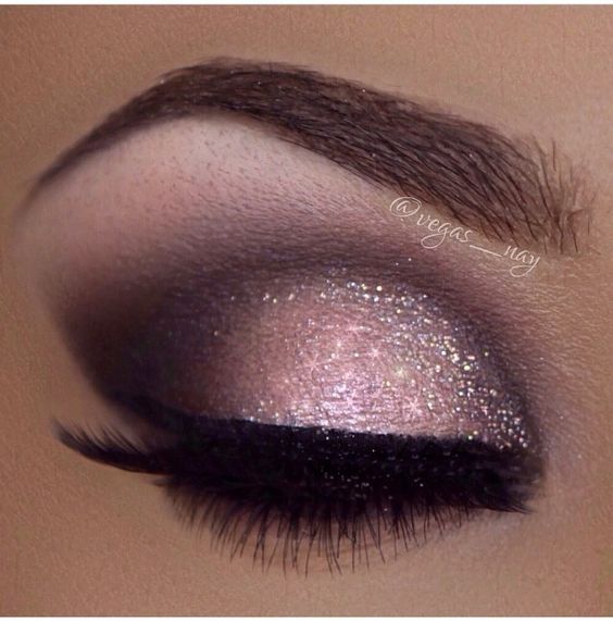 5 Tips on How to Blend Eyeshadow Seamlessly - Pretty Designs