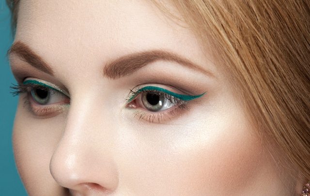 How to Apply Dramatic Colorful Eyeliner - FlawlessEnd