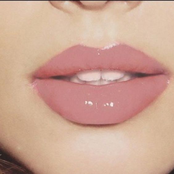 7 Tips for a Flawless Glossy Lip - Pretty Designs