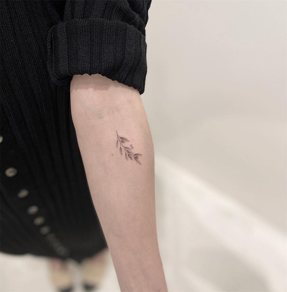 20 Cute Small Meaningful Tattoos for Women - Pretty Designs